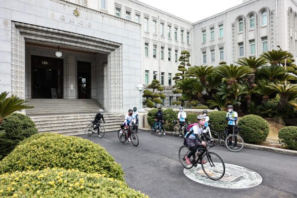 四国一周の出発を象徴する記念碑「四国一周0kmモニュメント」が愛媛県庁に完成 | Bicycle Club