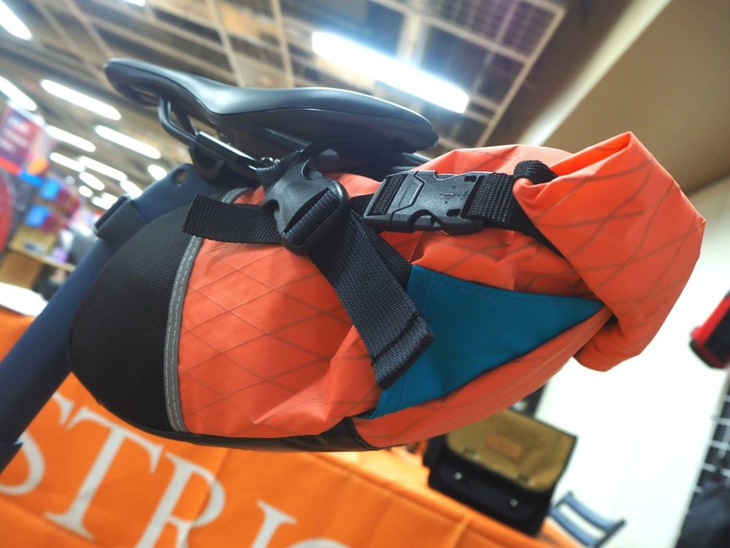 オーストリッチが謎のボード（？）を発売。鮮やかな新色バッグも追加｜OSTRICH | Bicycle Club