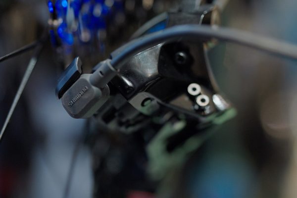 圧倒的に使いやすく、ストレスフリー！「105 Di2」の性能をプロショップ目線で語る｜SHIMANO | Bicycle Club