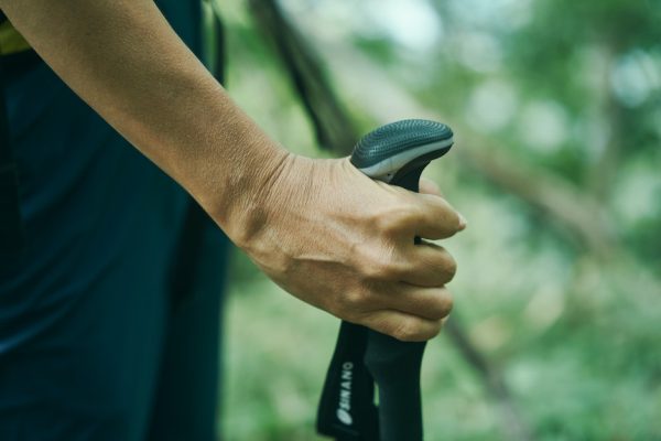 女性におすすめのトレッキングポール5選（シナノ・FAST-115 カーボンW） | ランドネ